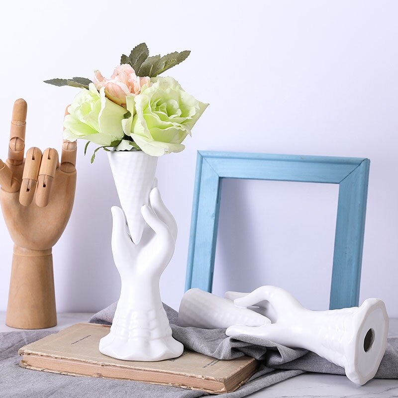 American Jonathan Adler Holding Ice Cream Hand Mod... – Vicedeal