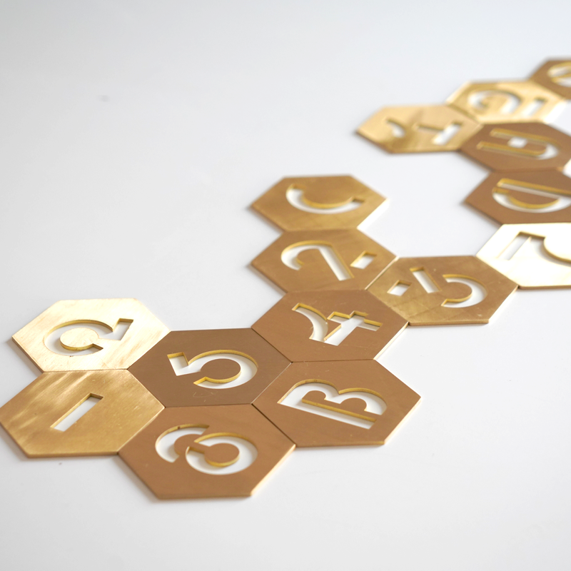 Zeshoekige Messing Alfabet Gouden Wanddecoratie Ho... – Vicedeal