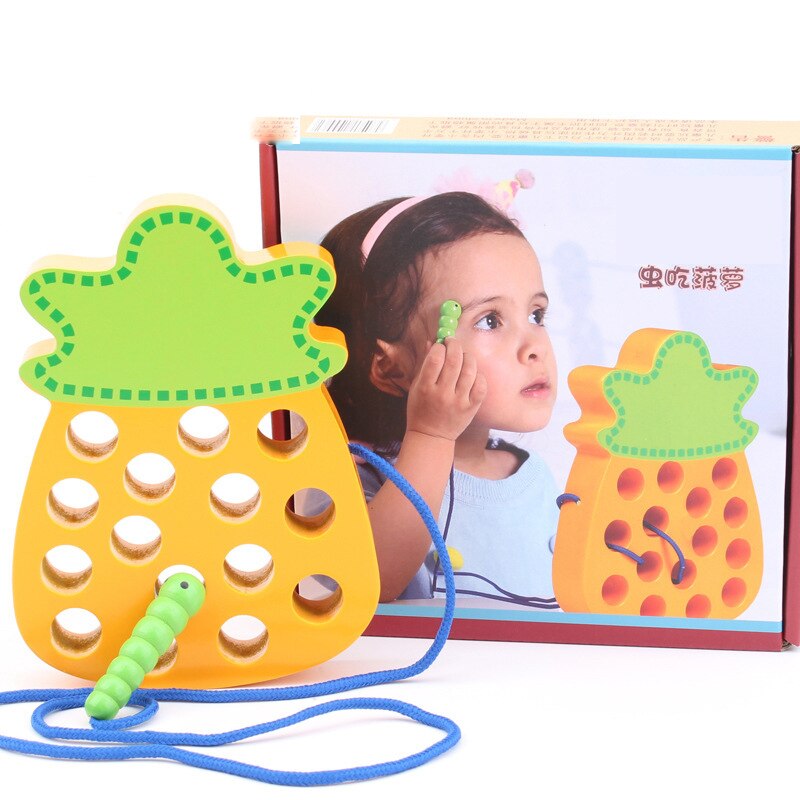 Puinen vauva mato syö omenaa hedelmä helmet naruss... – Vicedeal