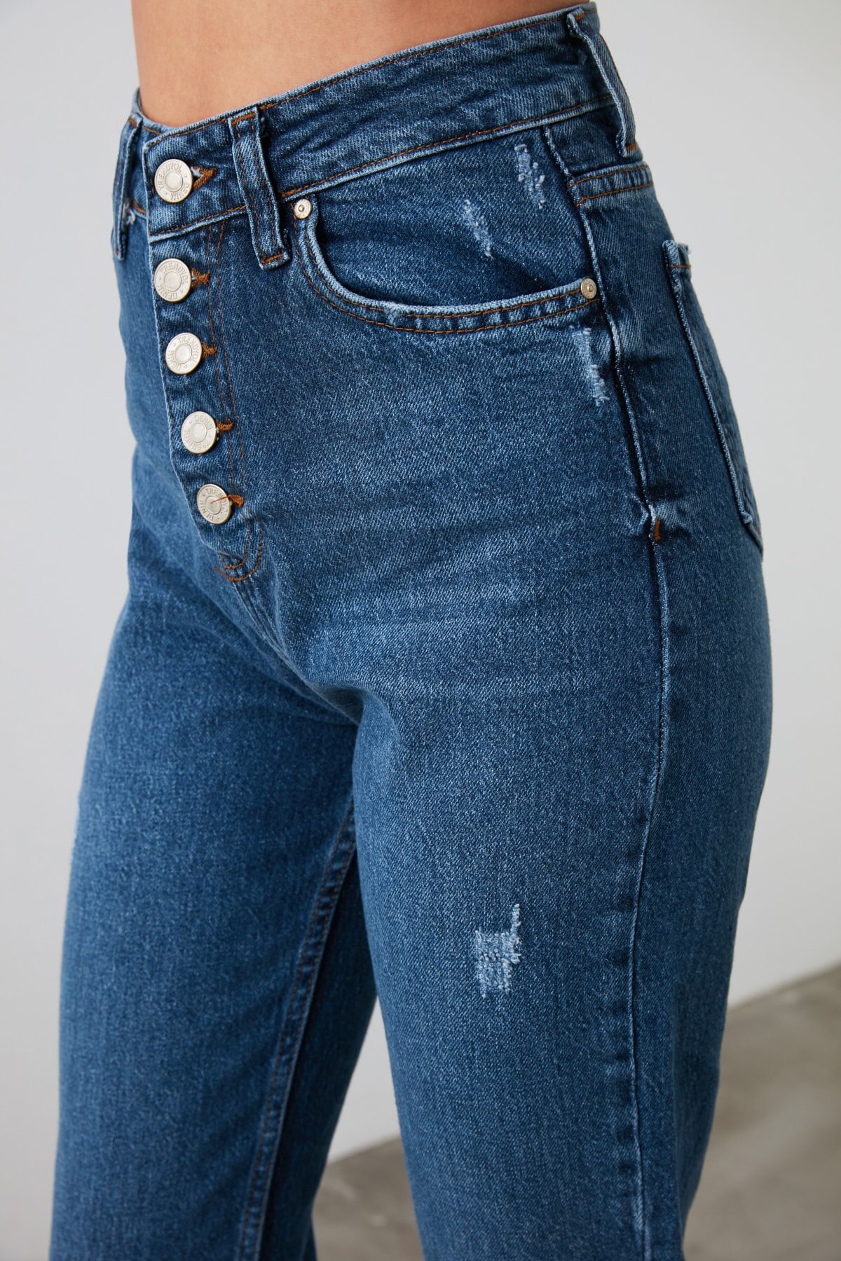 Trendyol Ripped Detailed Front Button High Waist M... – Vicedeal