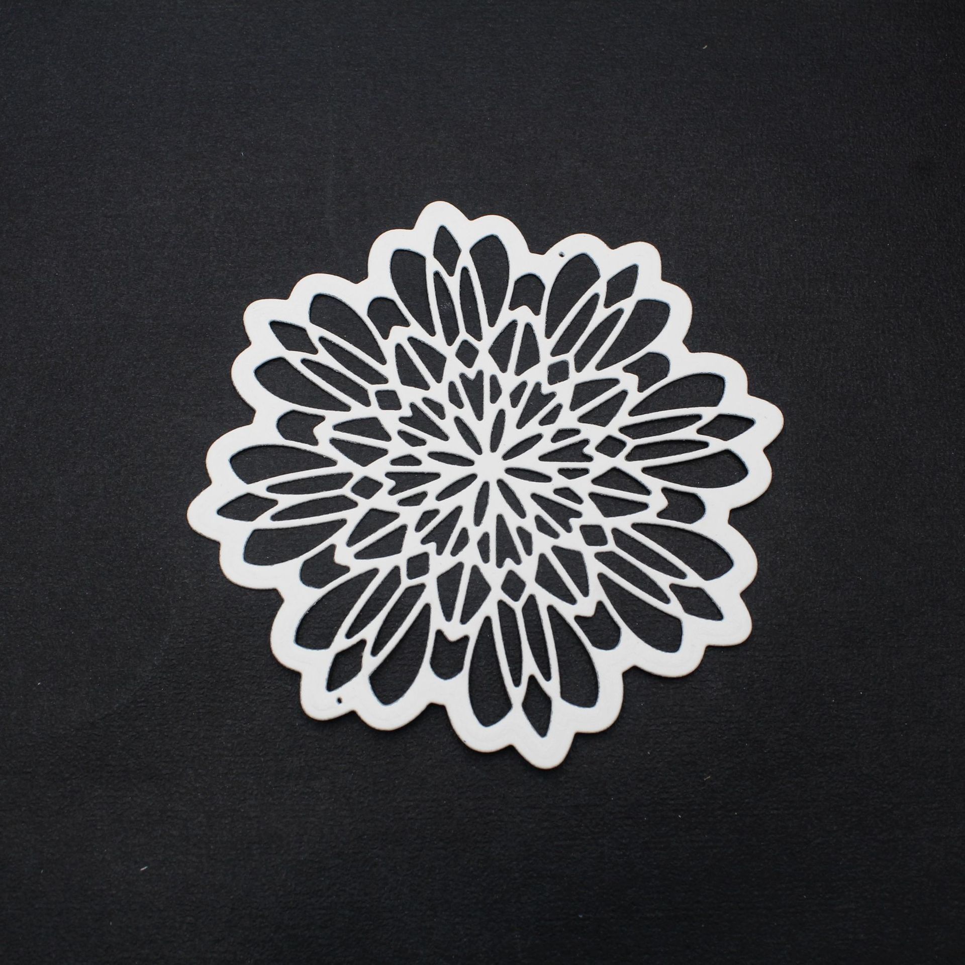 Reunion Lace Flower Doily Metal Cutting Die Stenci... – Grandado