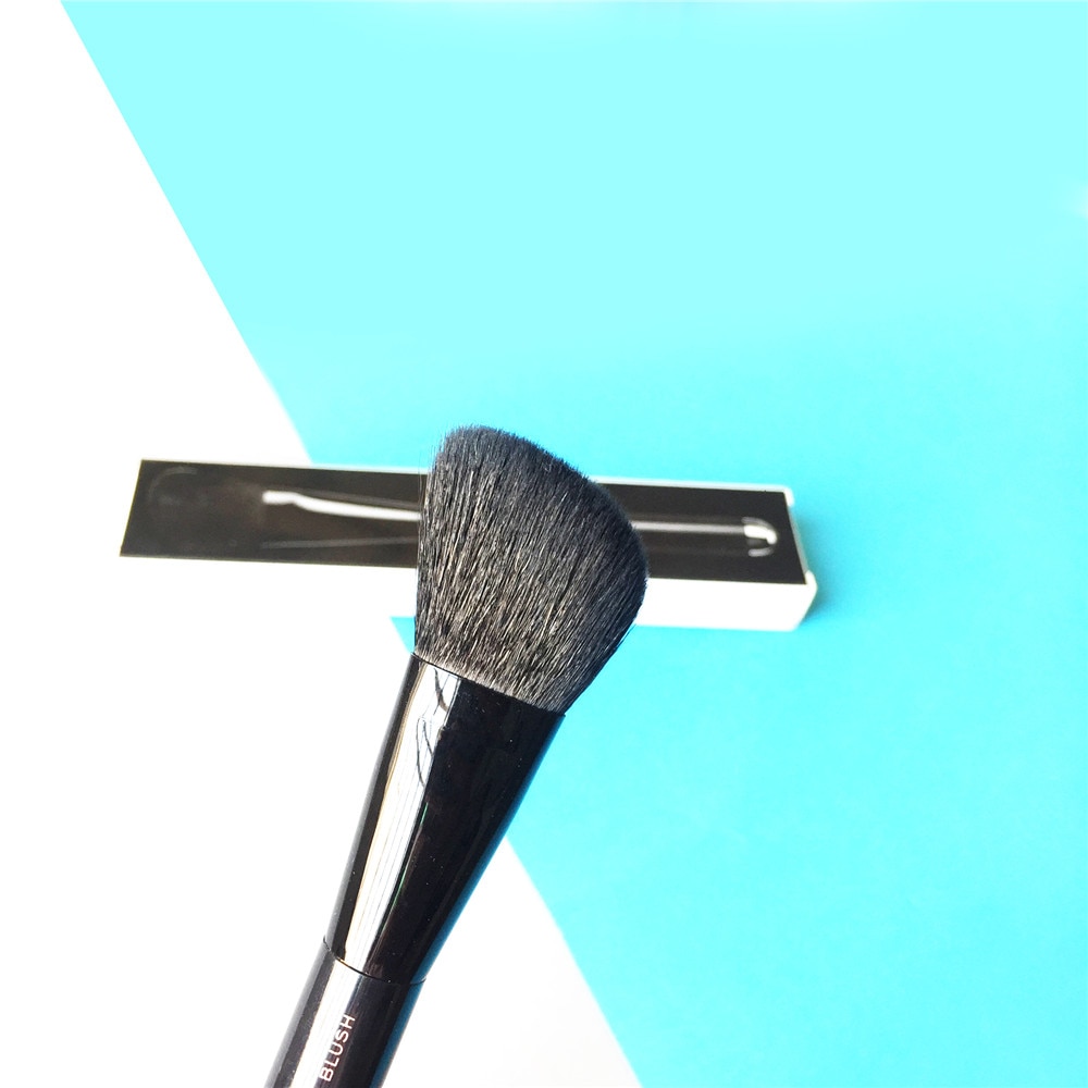 THE BLUSH Angled Blush Brush #10 - Perfect Blush C... – Grandado