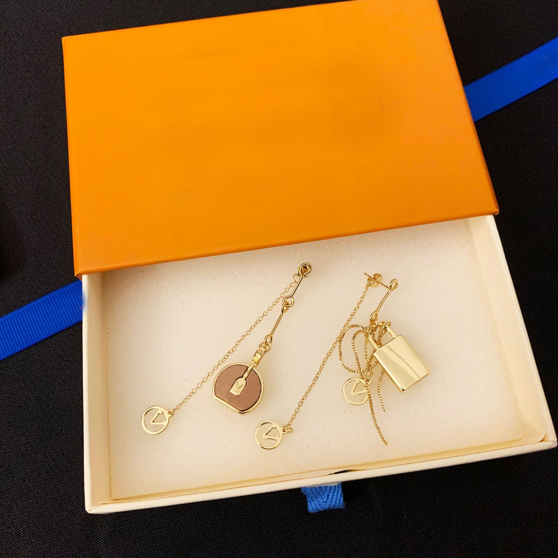 Lock Pendant V letter printing bracelet earring ne... – Grandado