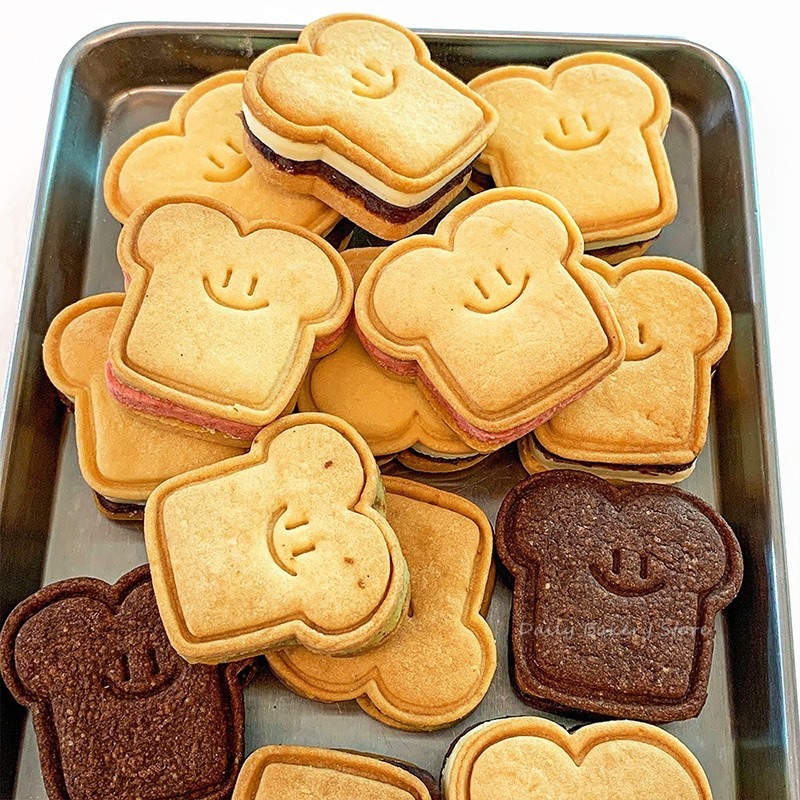 Tegneserie smiley ansigt toast kiks form bjørn kat... – Grandado