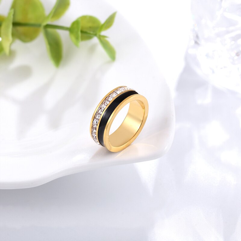 Smuk sort og hvid emalje og skinnende krystal ring... – Vicedeal