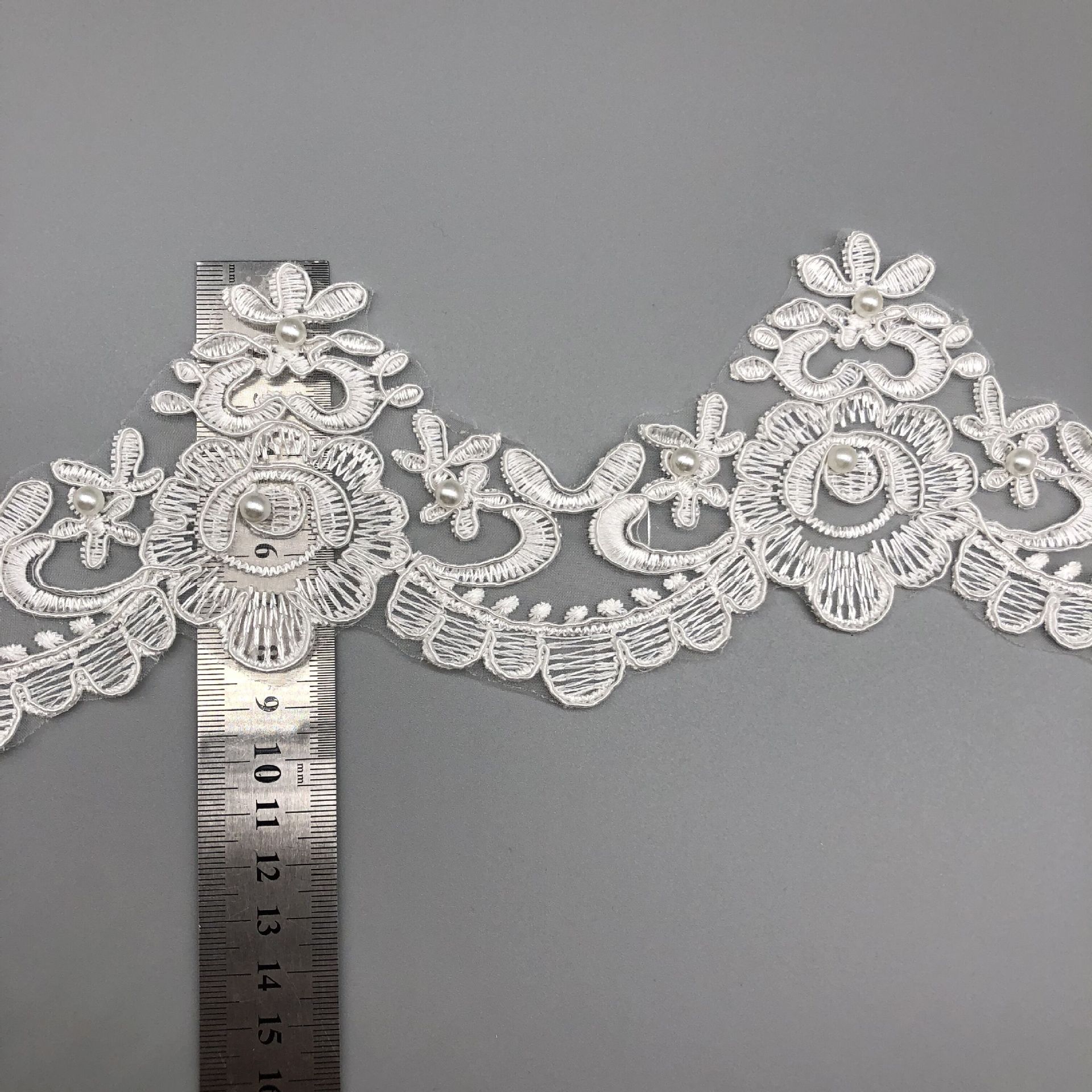 1 gård 9cm bred pärla guld vit spets blomma applik... – Grandado