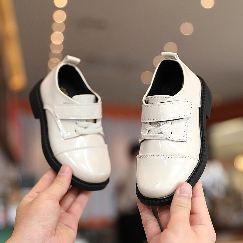 junge Kleider Schuhe freundlicher Leder Wohnungen ... – Grandado