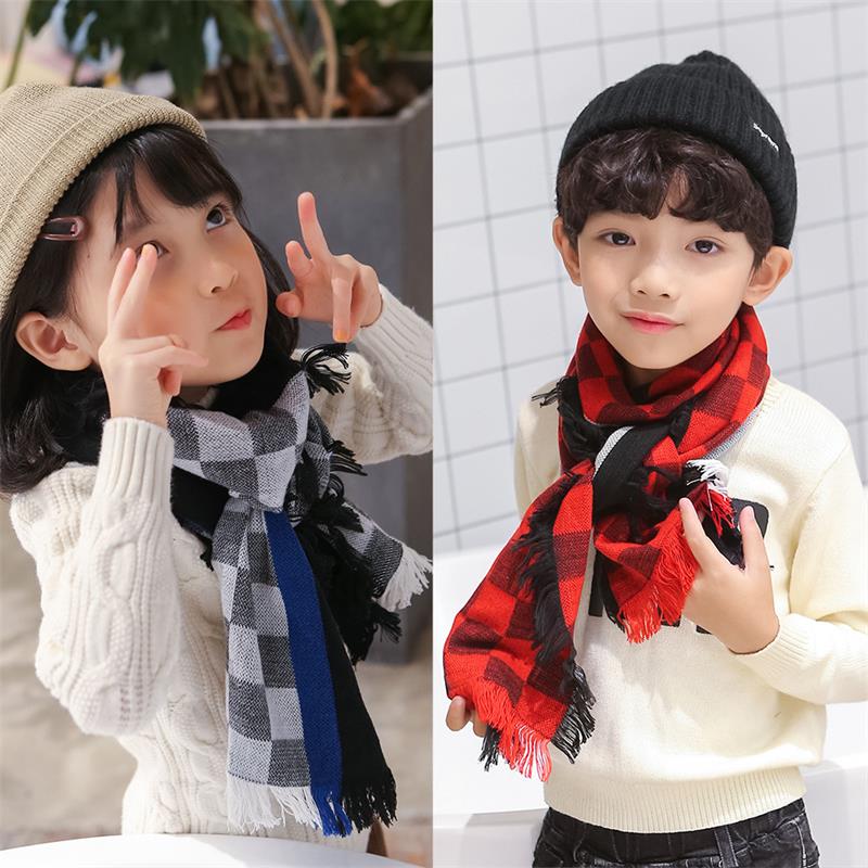 Elegantes Kinderschal Und Mtze Bild