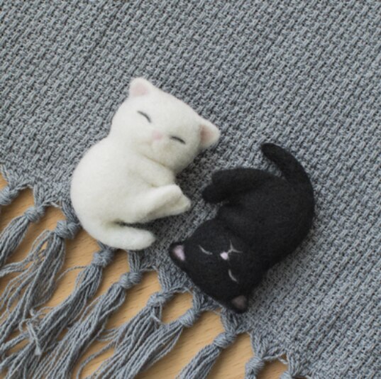 Hand in hand to create Valentine's Day wool needle... – Grandado