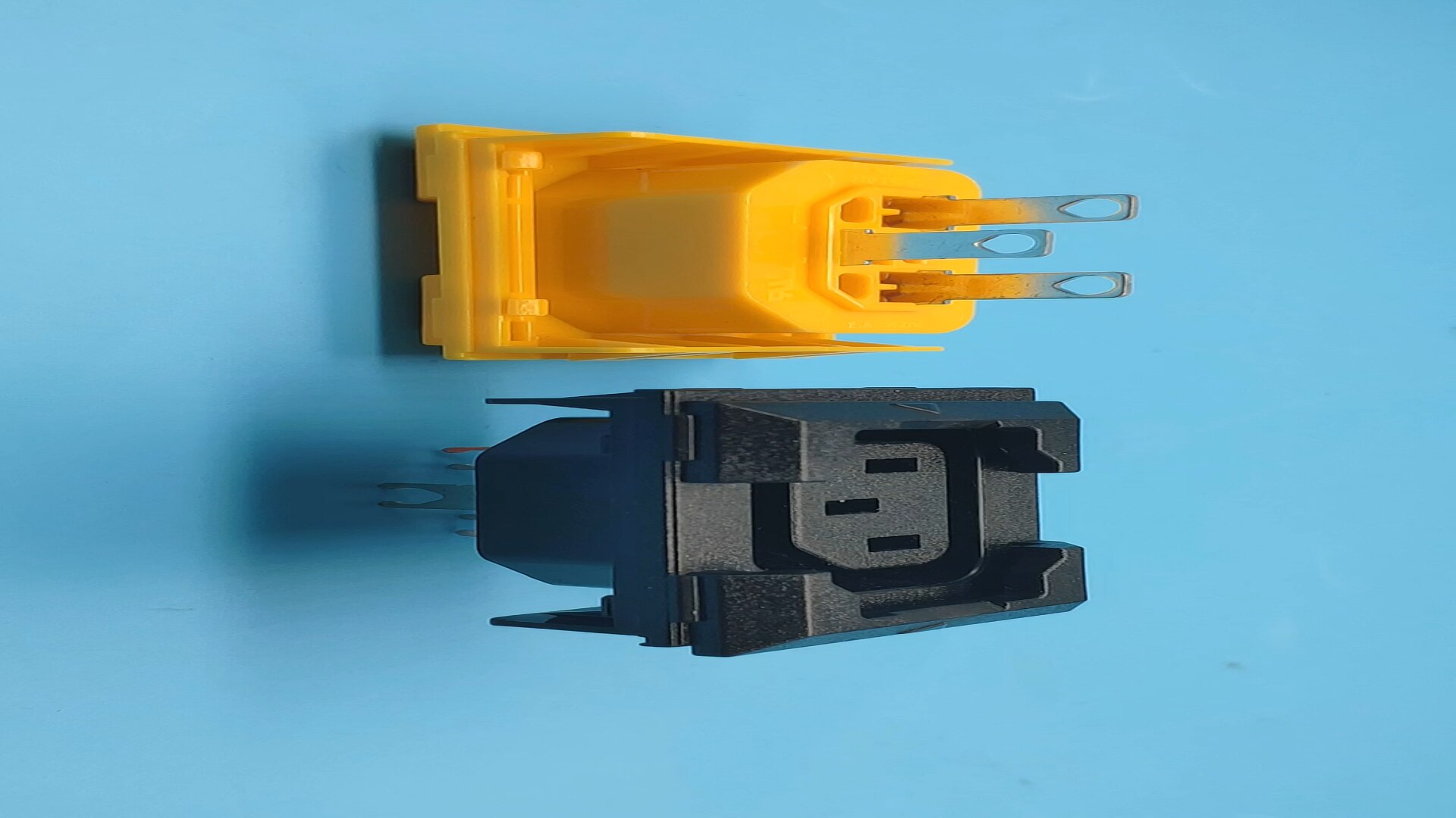 250v 10A yellow lockable type C13 socket outlet fo... – Grandado